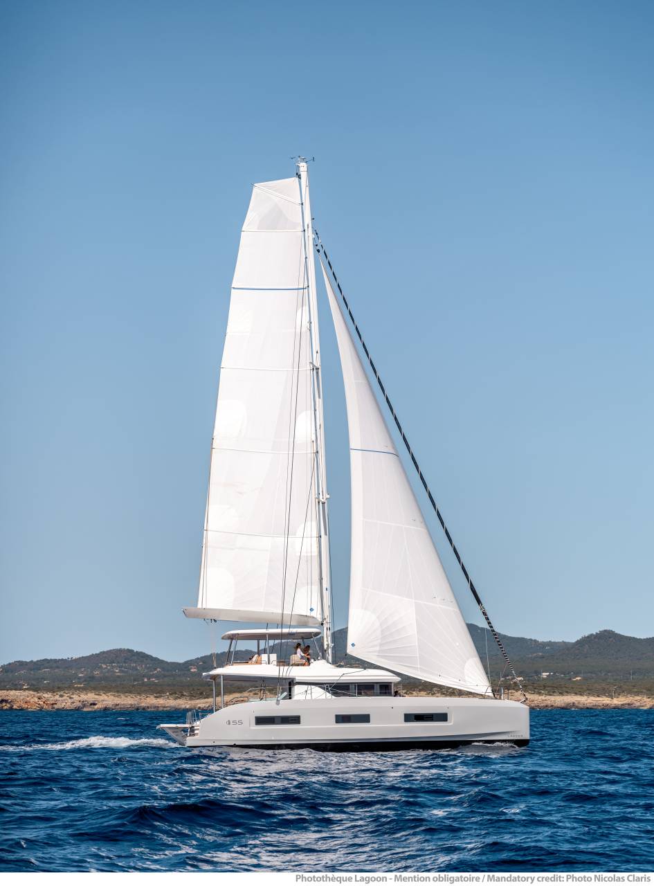 Le catamaran Lagoon 55 : grand confort et un espace généreux